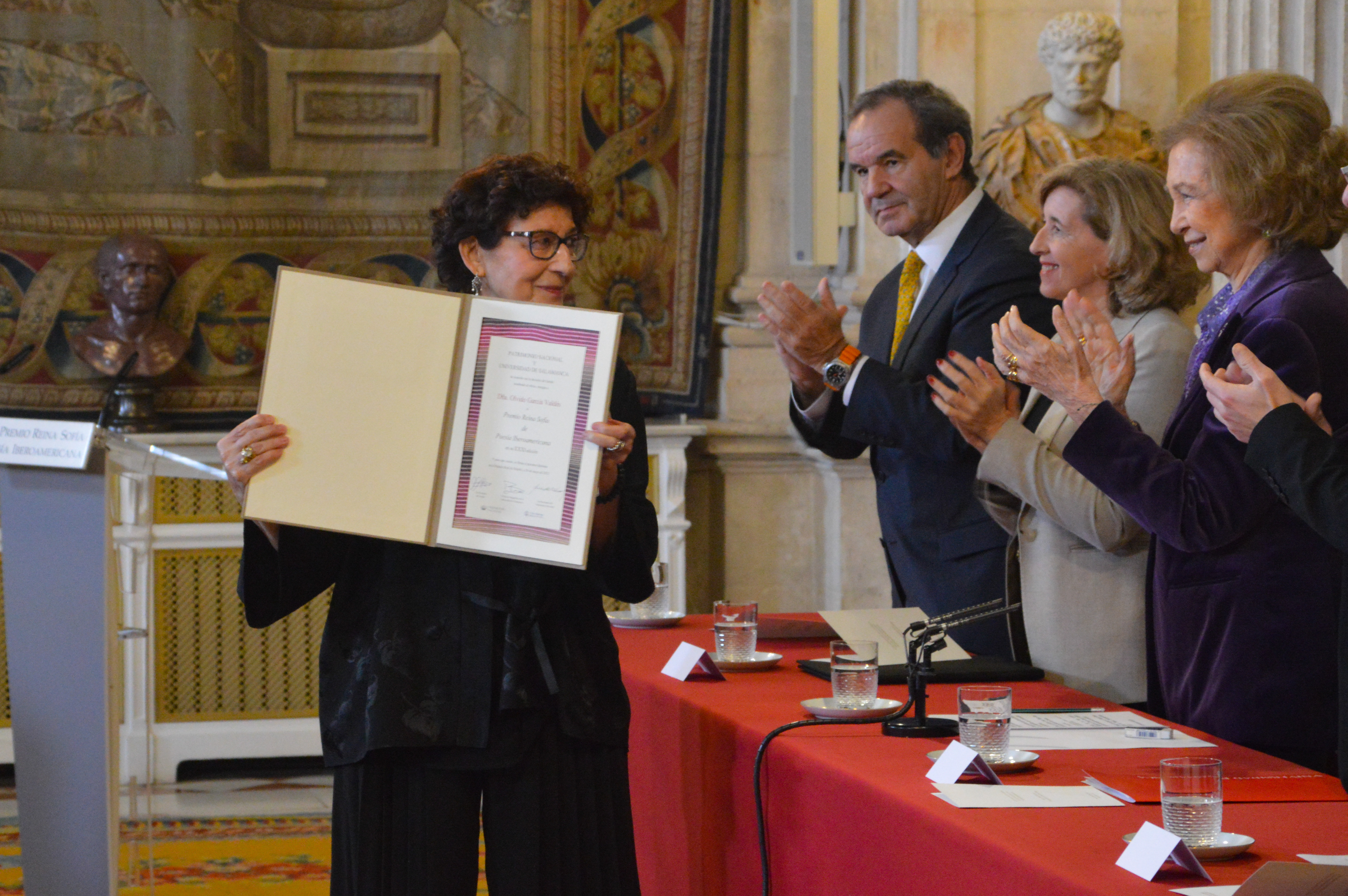 Olvido García Valdés recibe “conmovida y honrada” el XXXI Premio Reina ...